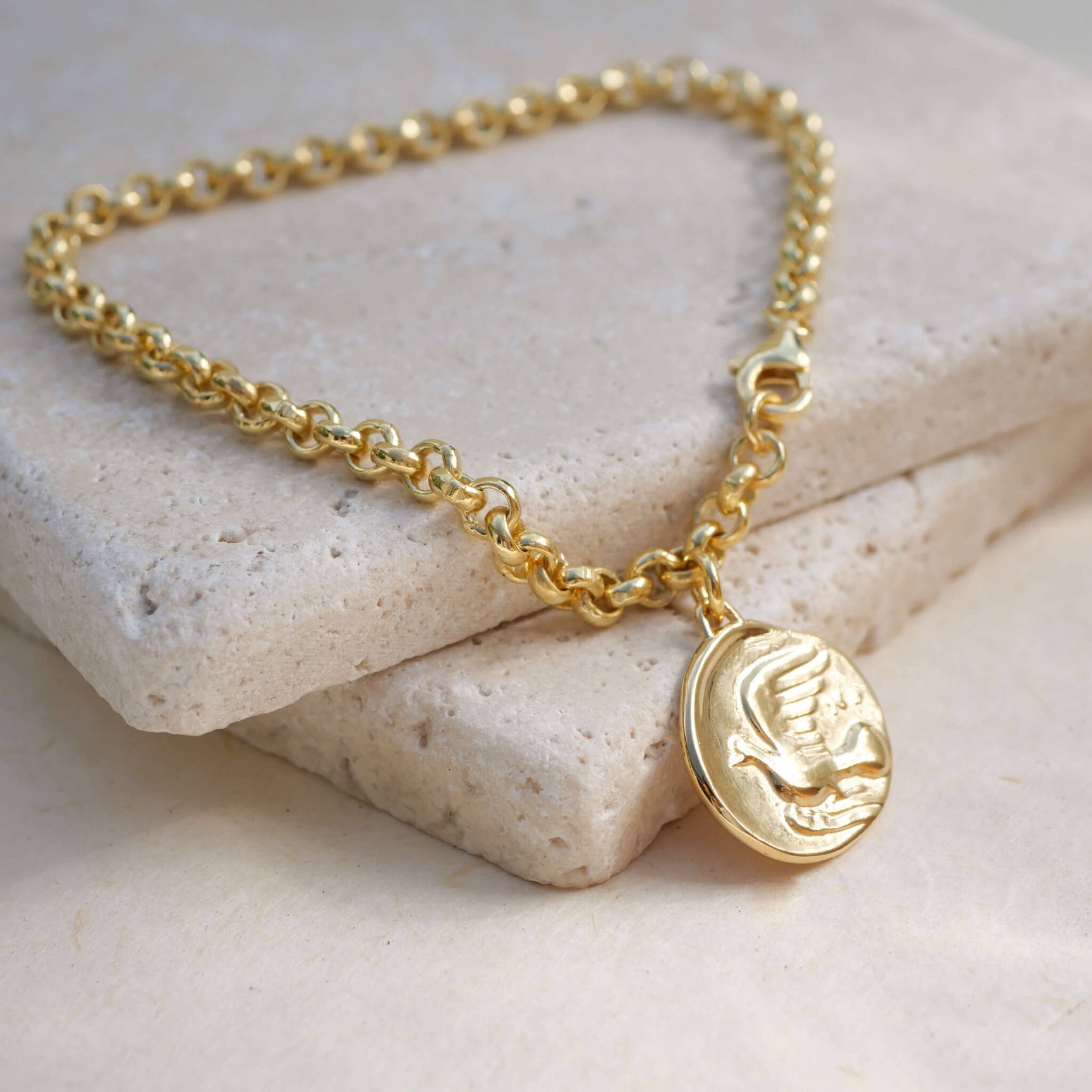 Wickelarmband mit Biene und Blautopas | True Nuggets - Charm Armband ...